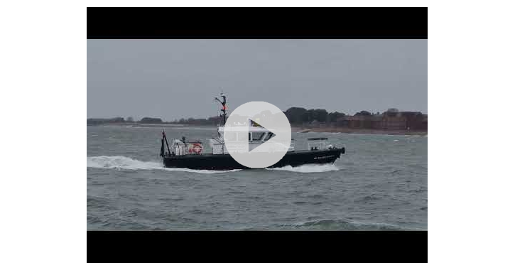 SD Solent racer KHM pilot boat sailing back into Portsmouth - Marine ...