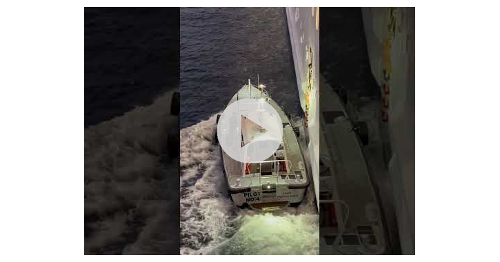 Harbor Pilot disembarking 'Liberty of the Seas' (Florida) - Marine ...